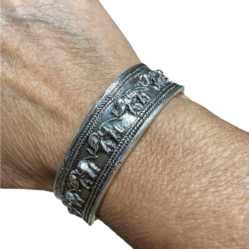 Antique Silver Elephant Design Embossed Cuff Bracelet - Gem